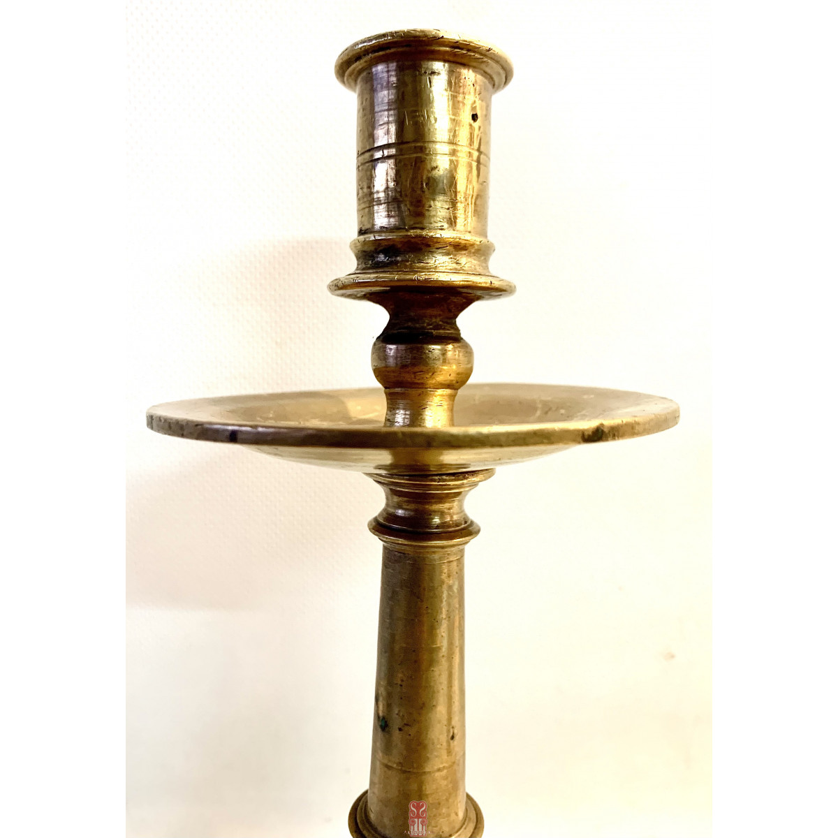 Candelero de bronce del siglo XVII.