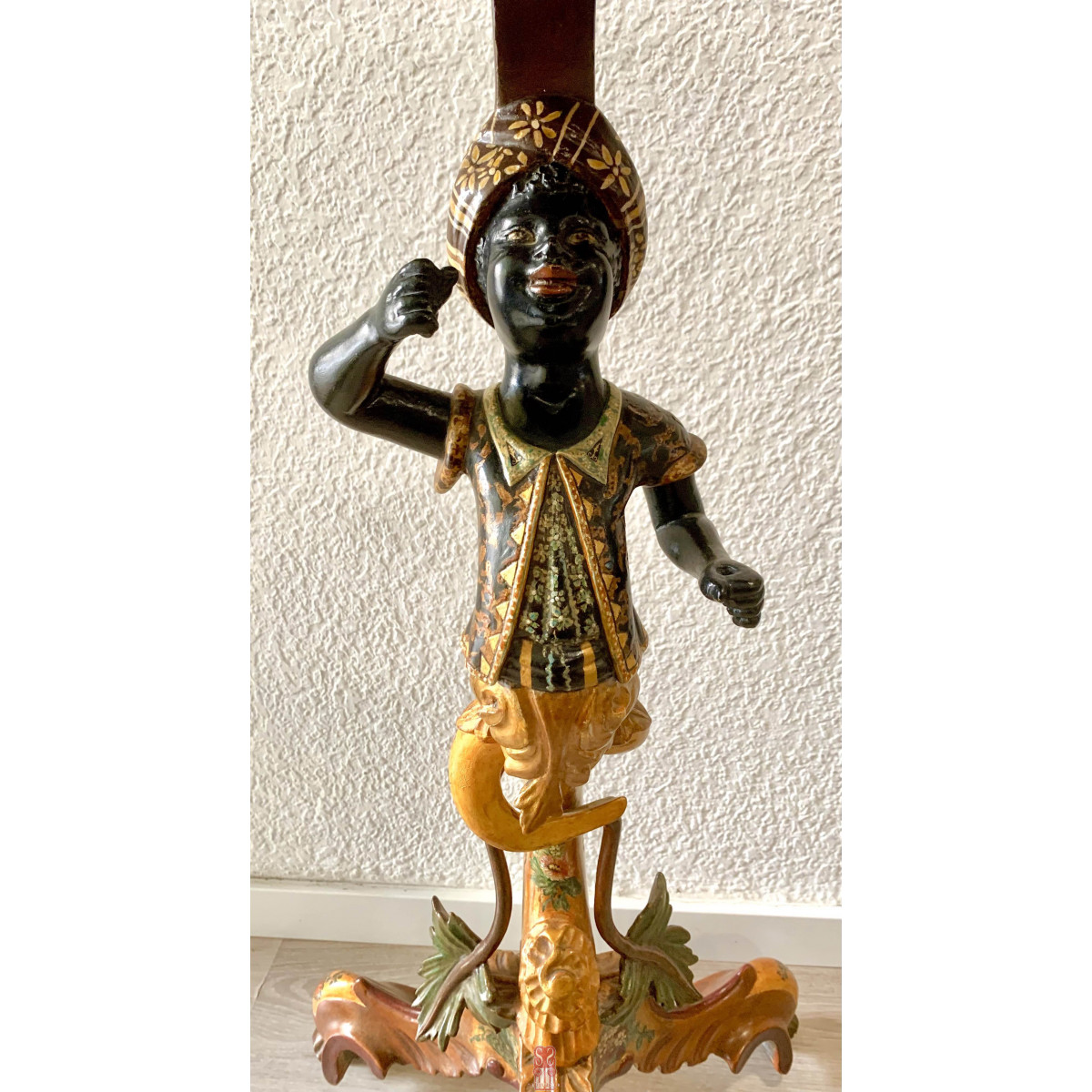 Mesa de apoyo, moro tallado y policromado, Venecia siglo XIX