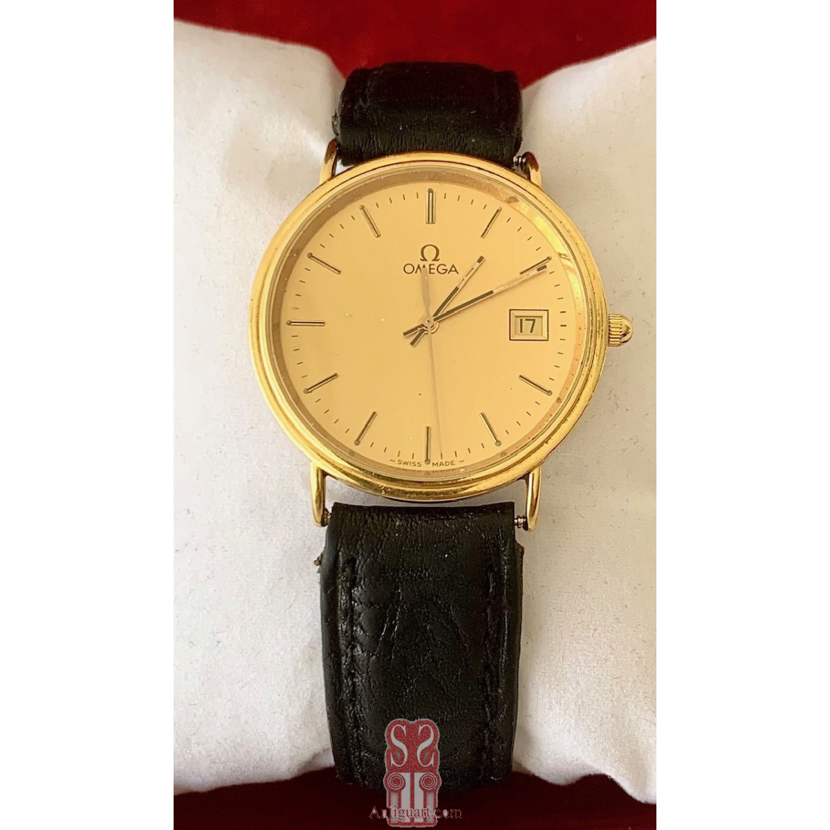 omega in 18 kt. Yellow Gold men's watch. Quartz mechanism. Golden dial