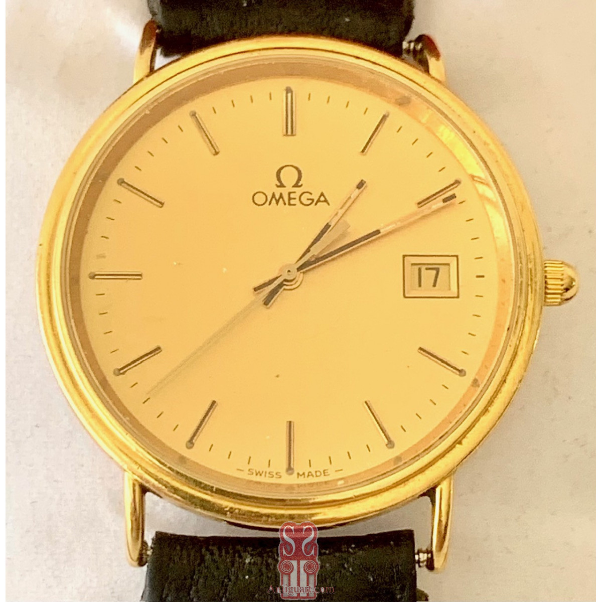 omega in 18 kt. Yellow Gold men's watch. Quartz mechanism. Golden dial