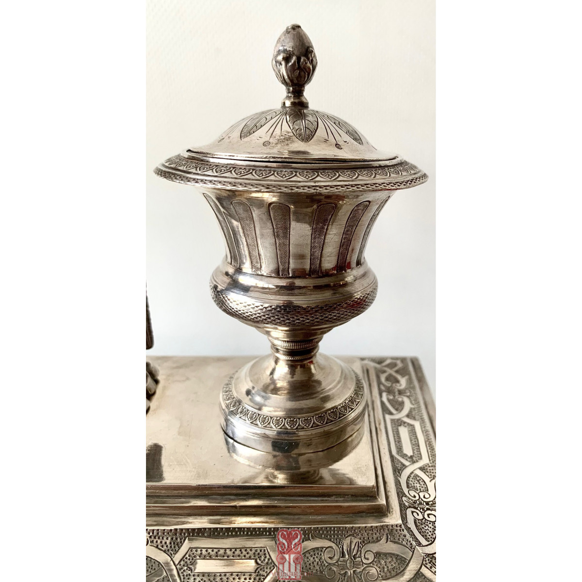 Escribanía o tintero de plata, siglo XIX.